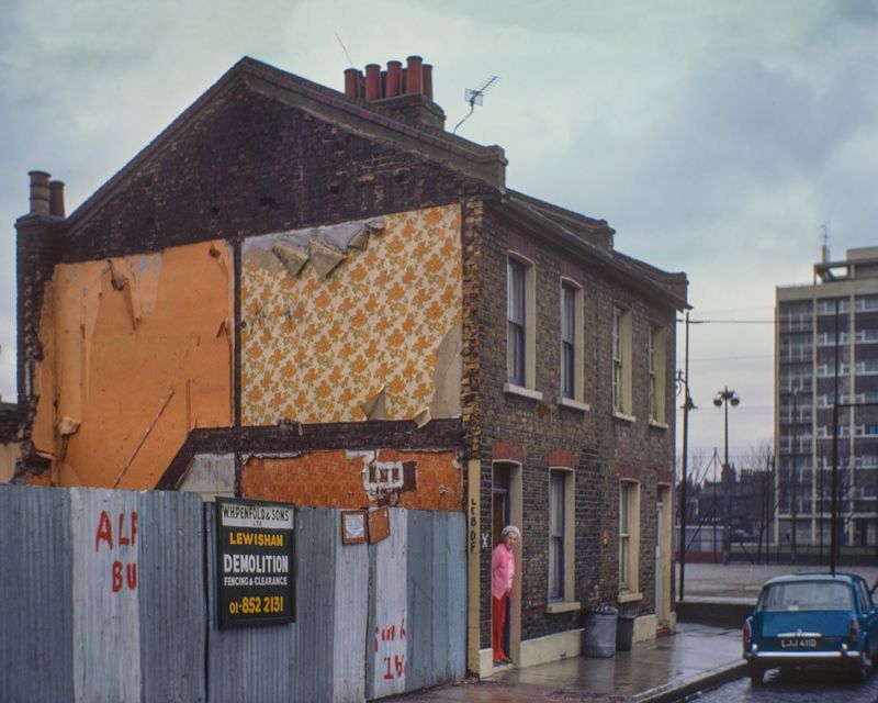 Unseen photos of East End London in glorious colour - BBC News