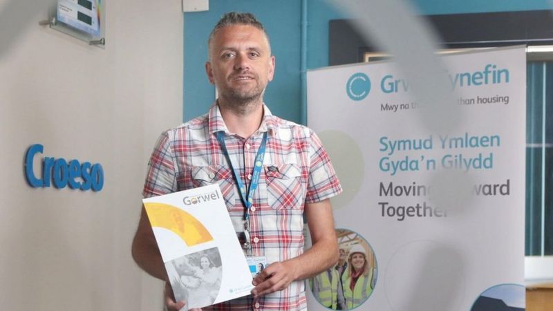 Rhewi cyllideb yn 'bygwth gwasanaethau digartref' - BBC Cymru Fyw