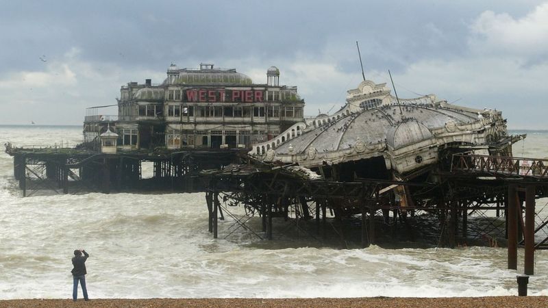 Part of Brighton's West Pier collapses after storm - BBC News