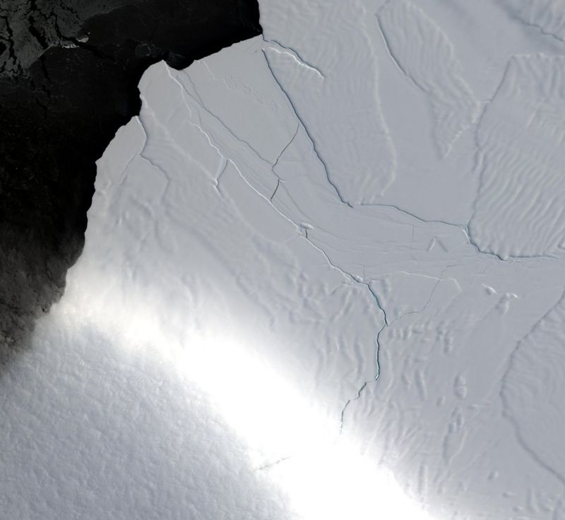 Brunt Ice Shelf: Big iceberg calves near UK Antarctic base - BBC News