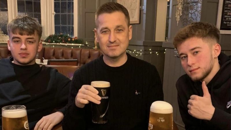 Ipswich woman to lead hospice walk in memory of husband - BBC News