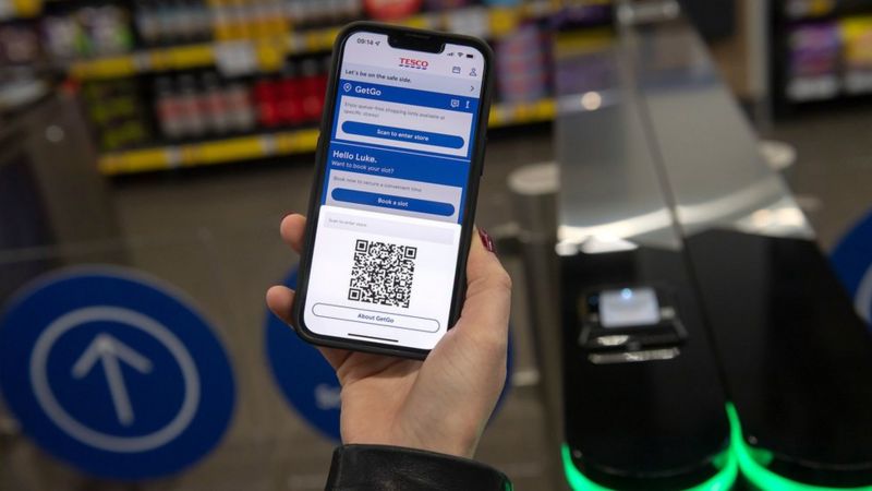 Tesco opens its first checkout-free store - BBC News