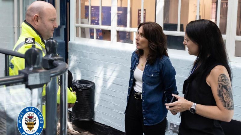 Vicky McClure visits police in Birmingham - BBC News