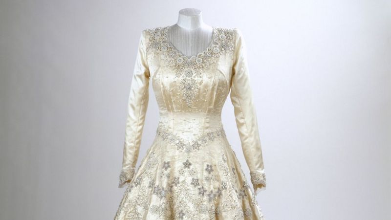 Windsor Castle exhibition for Queen's dresses - BBC News