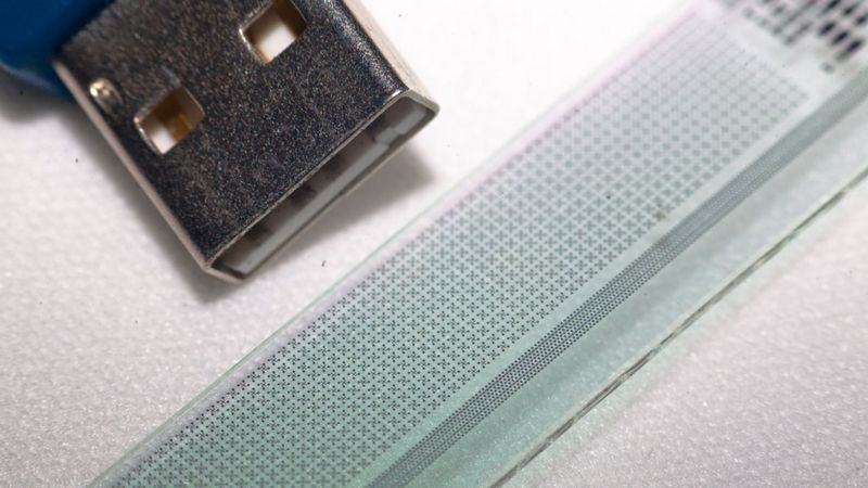 School student's cool plastic electronics - BBC News