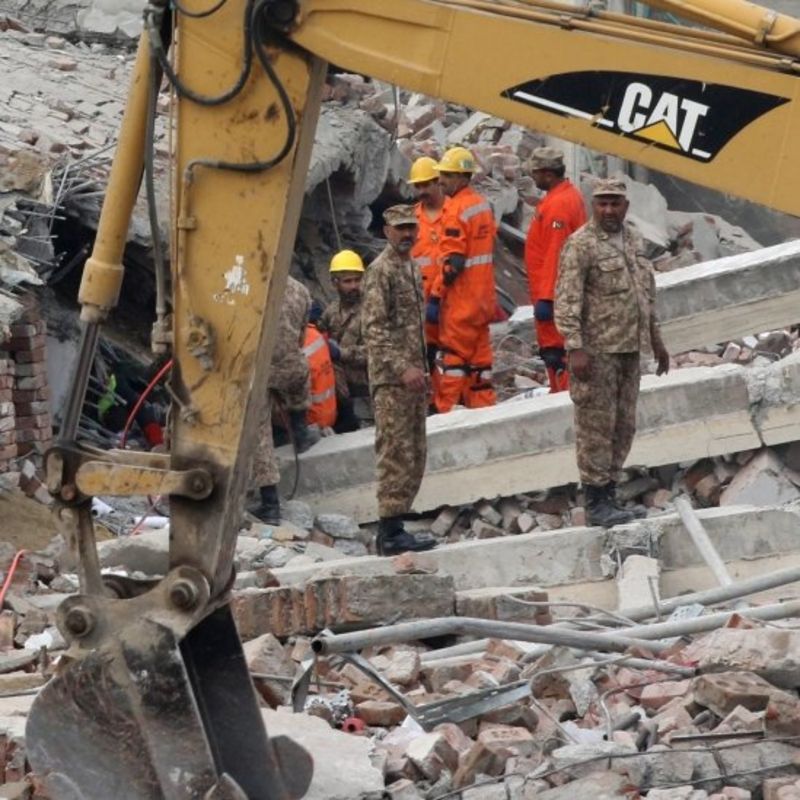 Pakistan Lahore factory collapse: Hopes dim for survivors - BBC News