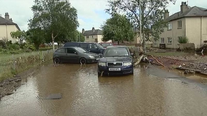 Heavy rain causes flooding around Scotland - BBC News