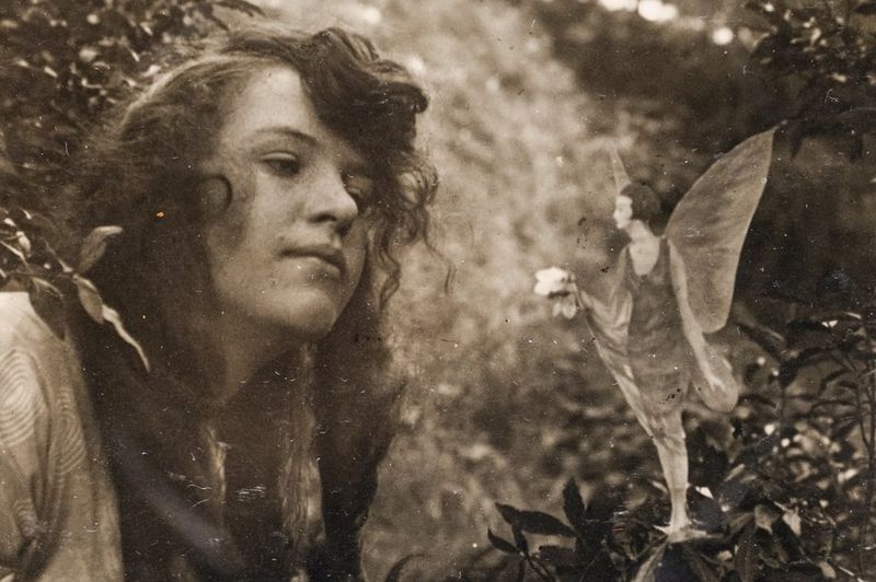 Cottingley Fairies photos sell for £50,000 - BBC News