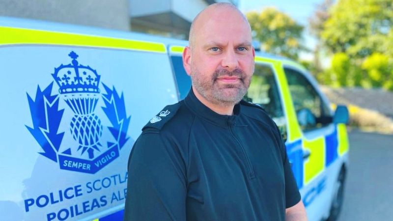 Mental health calls impacting police effectiveness, report says - BBC News