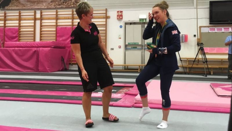 Olympic gymnast Amy Tinkler given hero's welcome - BBC News