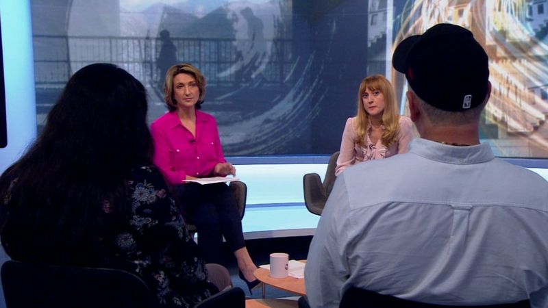 The ex-Jehovah's Witnesses shunned by their families - BBC News