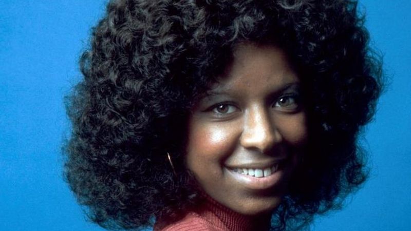 Natalie Cole, R&B and jazz singer, dies aged 65 - BBC News