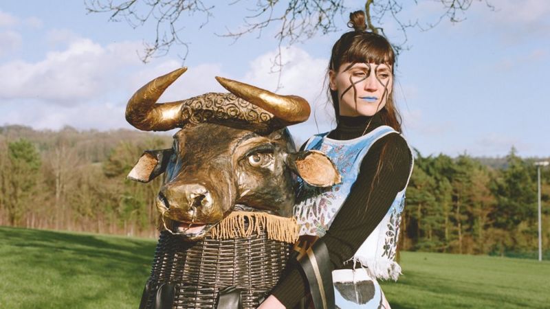 Warwickshire exhibition celebrates British folk costumes - BBC News