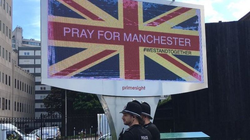 Manchester attack: Vigil finds city defiant in the face of terror - BBC ...