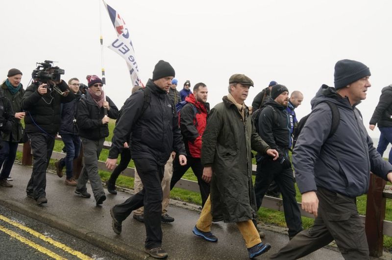 Brexit 'Leave Means Leave' march sets off from Sunderland - BBC News