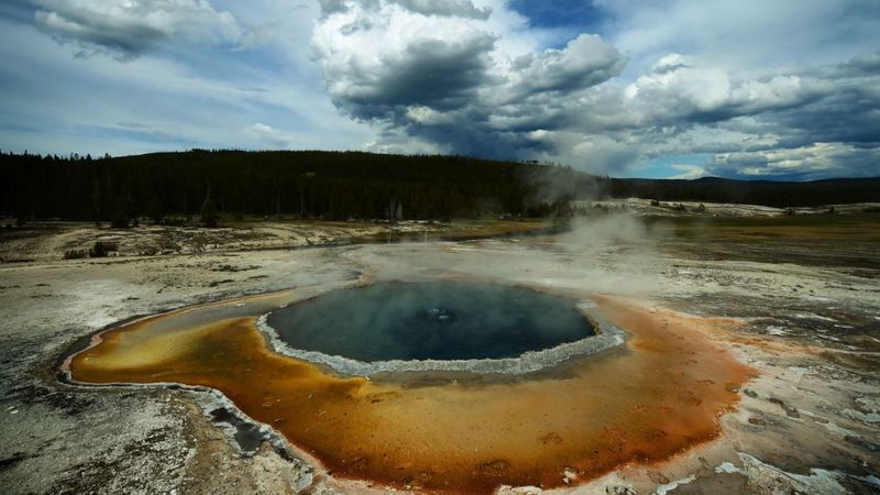 Man severely burned after falling in Yellowstone hot spring - BBC News