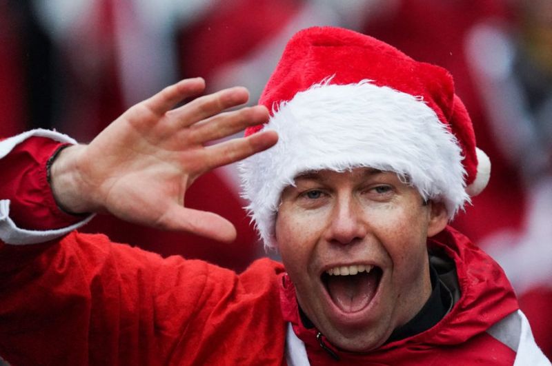 In pictures: Santas brave rain for Glasgow charity run - BBC News