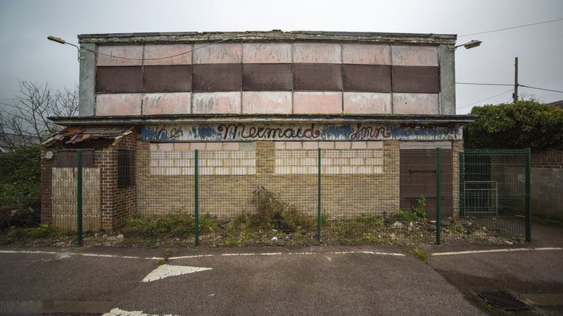 Jaywick: UN poverty expert visits deprived village - BBC News