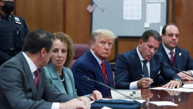 Donald Trump enfrenta 37 cargos por el caso de su manejo de documentos clasificados - BBC News Mundo