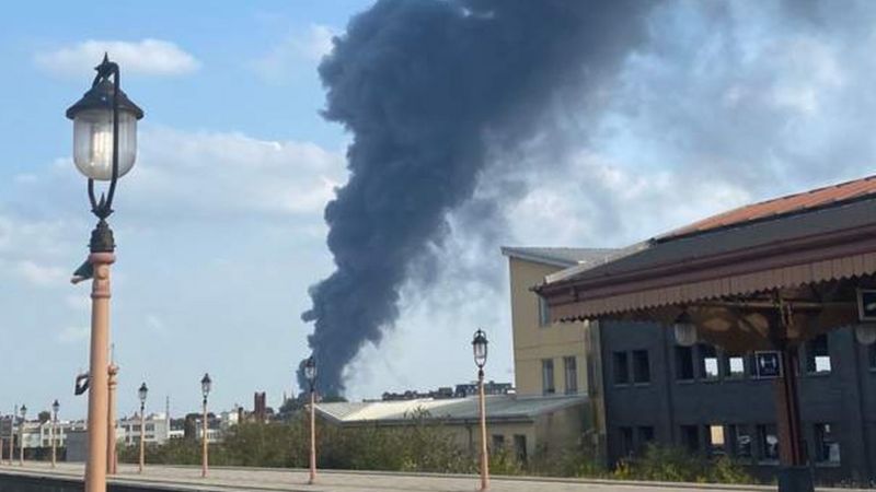 Birmingham fire engulfs Tyseley plastics factory - BBC News