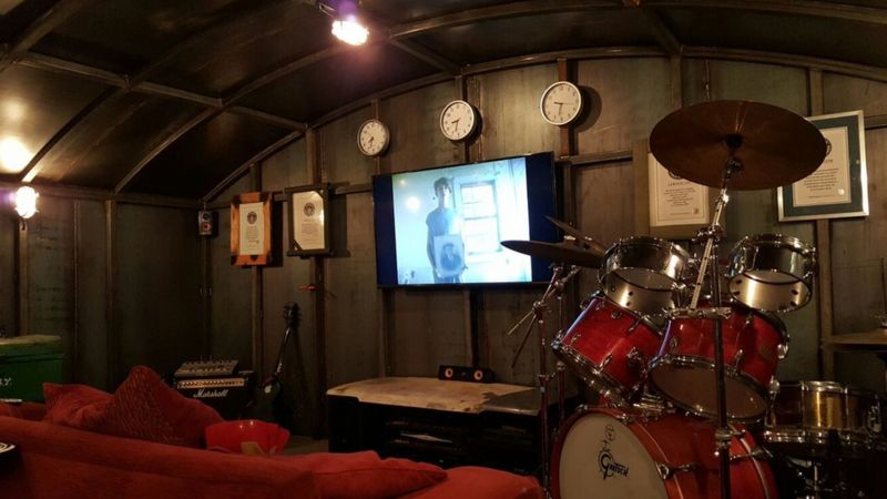 Man builds underground bunker in garden - BBC News