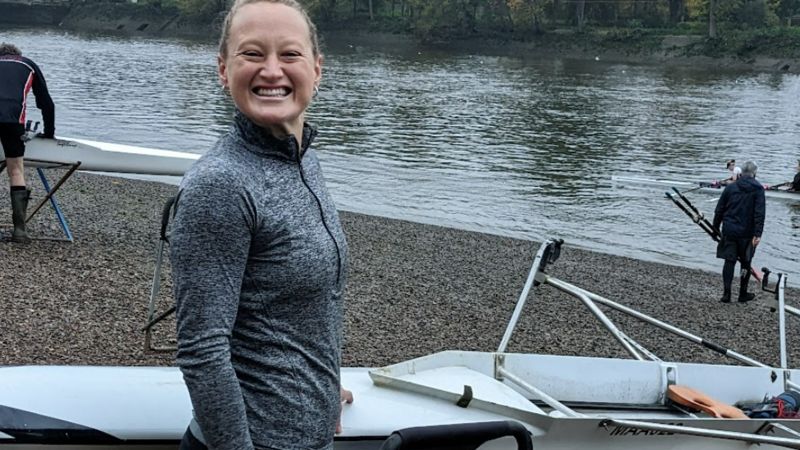 Charity rowers to walk 100 miles carrying their boat - BBC News
