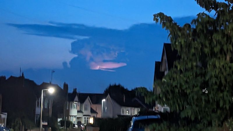Silent lightning storm catches photographers' eyes - BBC News