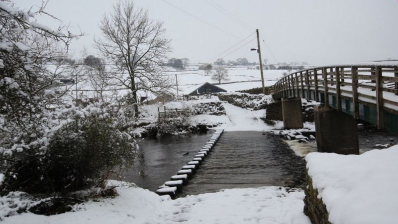 Snow hits higher parts of the north of England - BBC News