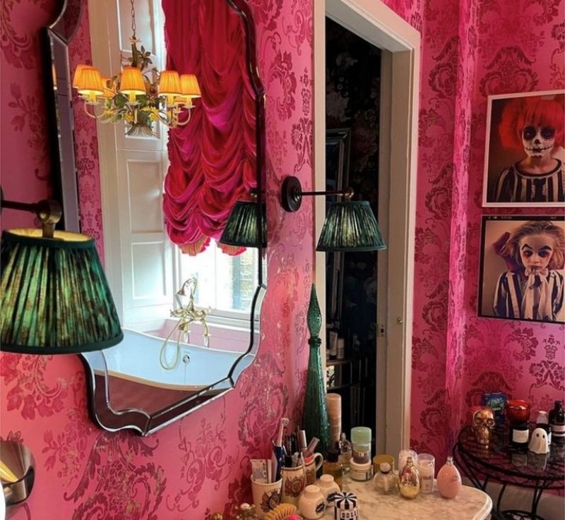 Edinburgh historic house owner ordered to repaint pink door - BBC News