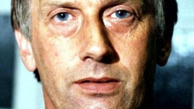 Roy Whiting: Men who attacked Sarah Payne's killer jailed - BBC News