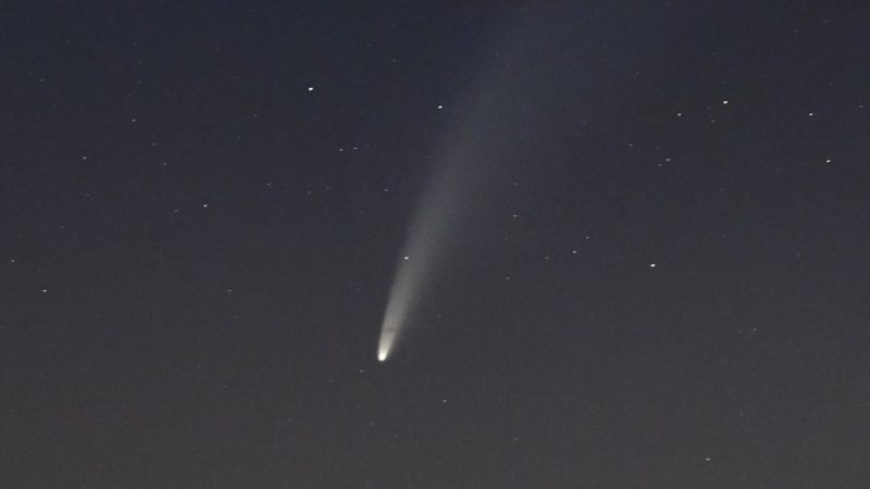 Comet captured streaking across Stonehenge night sky - BBC News