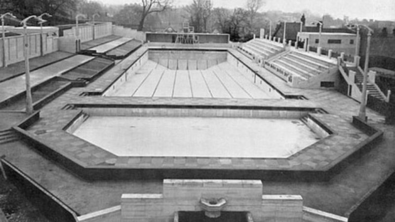 Broomhill Pool: Future of Ipswich lido project in doubt - BBC News