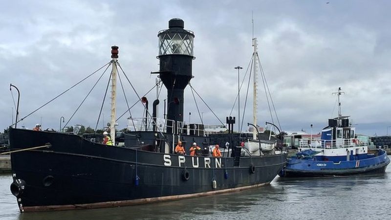 Spurn Lightship: Floating lighthouse returns to Hull Marina - BBC News