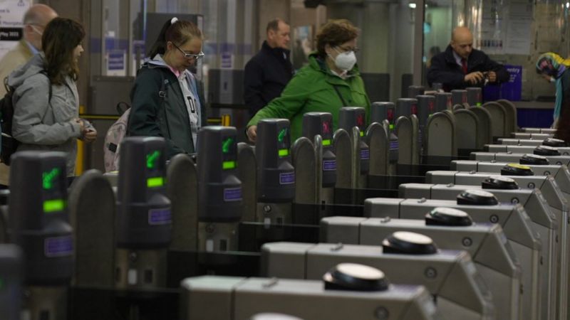 TfL to find hundreds of millions in savings, plan suggests - BBC News