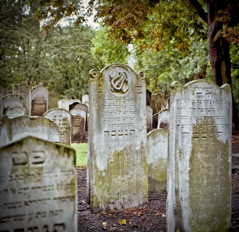 Remembering the Jewish dead - BBC News