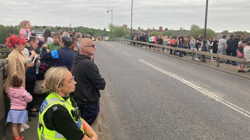 Gainsborough: Body pulled from River Trent confirmed as missing teen - BBC News