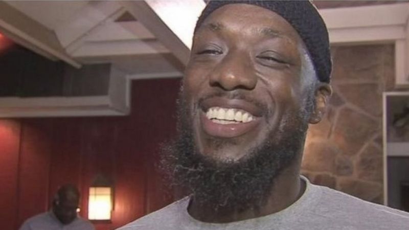 Ex-officer helps exonerate US prisoner after 24 years - BBC News