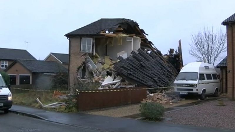 Suspected gas explosion causes Lincolnshire house collapse - BBC News