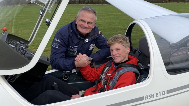 Teenage glider pilot flies solo for first time on 14th birthday - BBC News