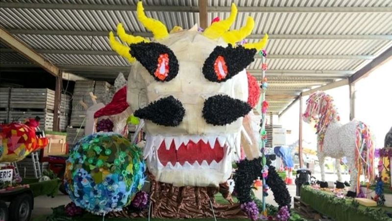 Spalding Flower Parade returns with millions of tulips on show - BBC News