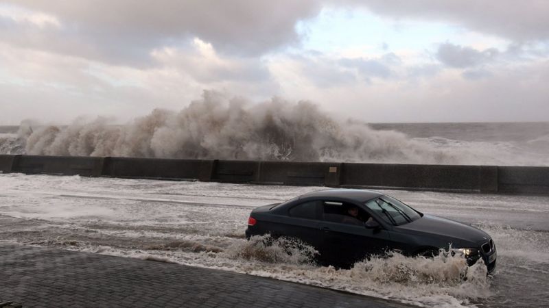 In pictures: Storm Eleanor hits the UK - BBC News
