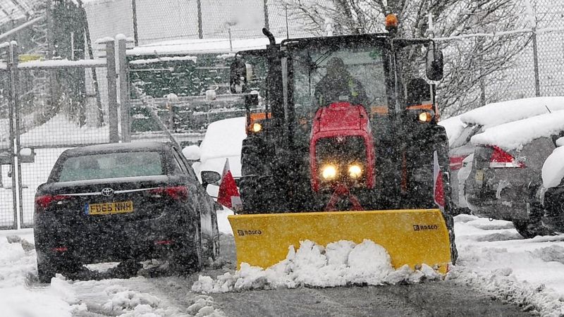 Heavy snow affects travel in the north of England - BBC News