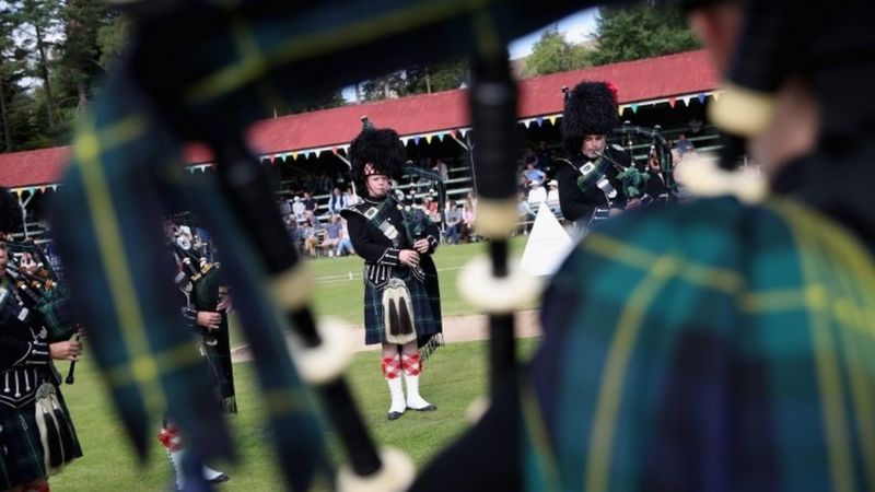 Thousands flock to annual Braemar Gathering - BBC News