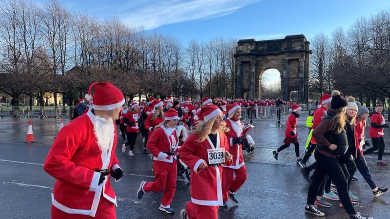Thousands join the return of Glasgow's Santa Dash - BBC News