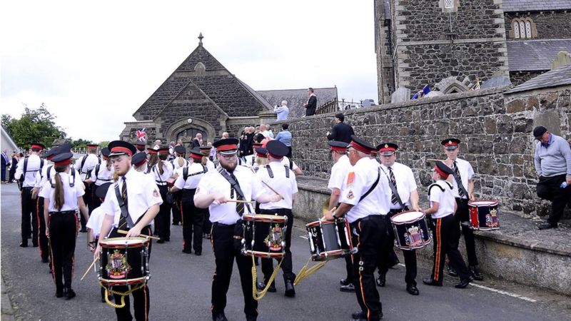 Drumcree: Hundreds take part in the annual parade - BBC News