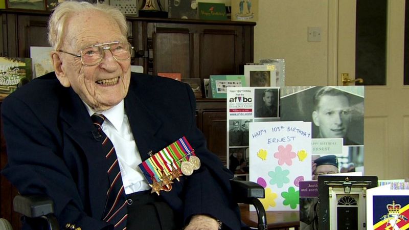 WW2 veteran receives 4,000 cards for 105th birthday - BBC News