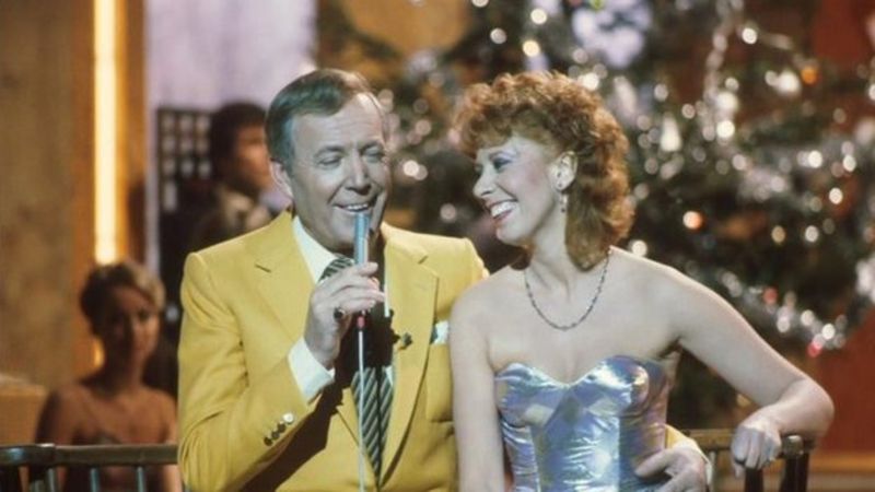 Val Doonican, Irish singer, dies at 88 - BBC News