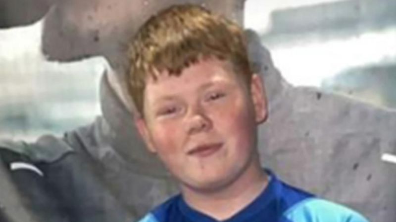 Alfie Lewis: Father of murder-accused teen gives evidence - BBC News