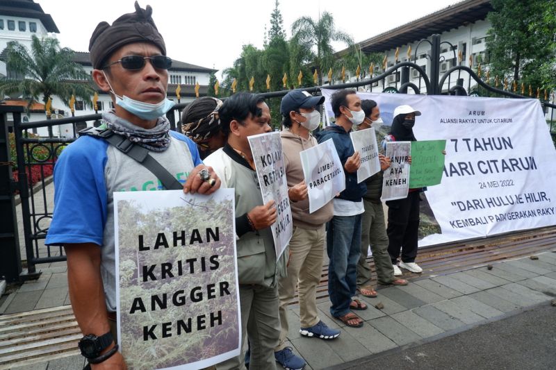 Lima tahun Citarum Harum: Sungai penting yang masih jadi ‘kakus raksasa ...