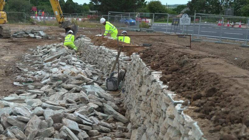 A30 upgrade: Cornish hedging rebuilt - BBC News